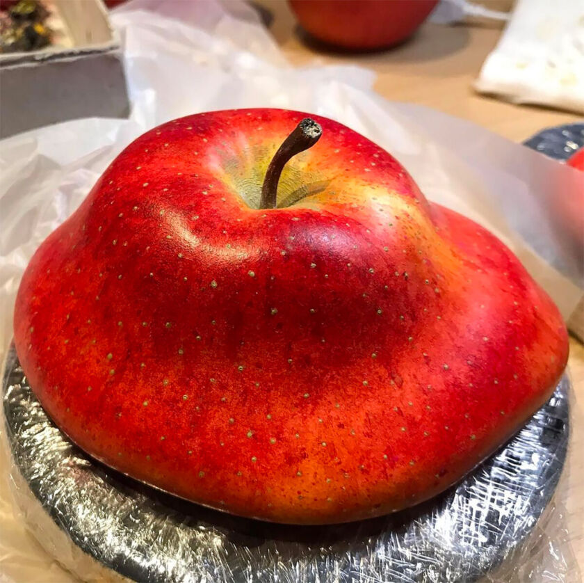 Yosuke Amemiya: hyper-realistic melting apple sculptures