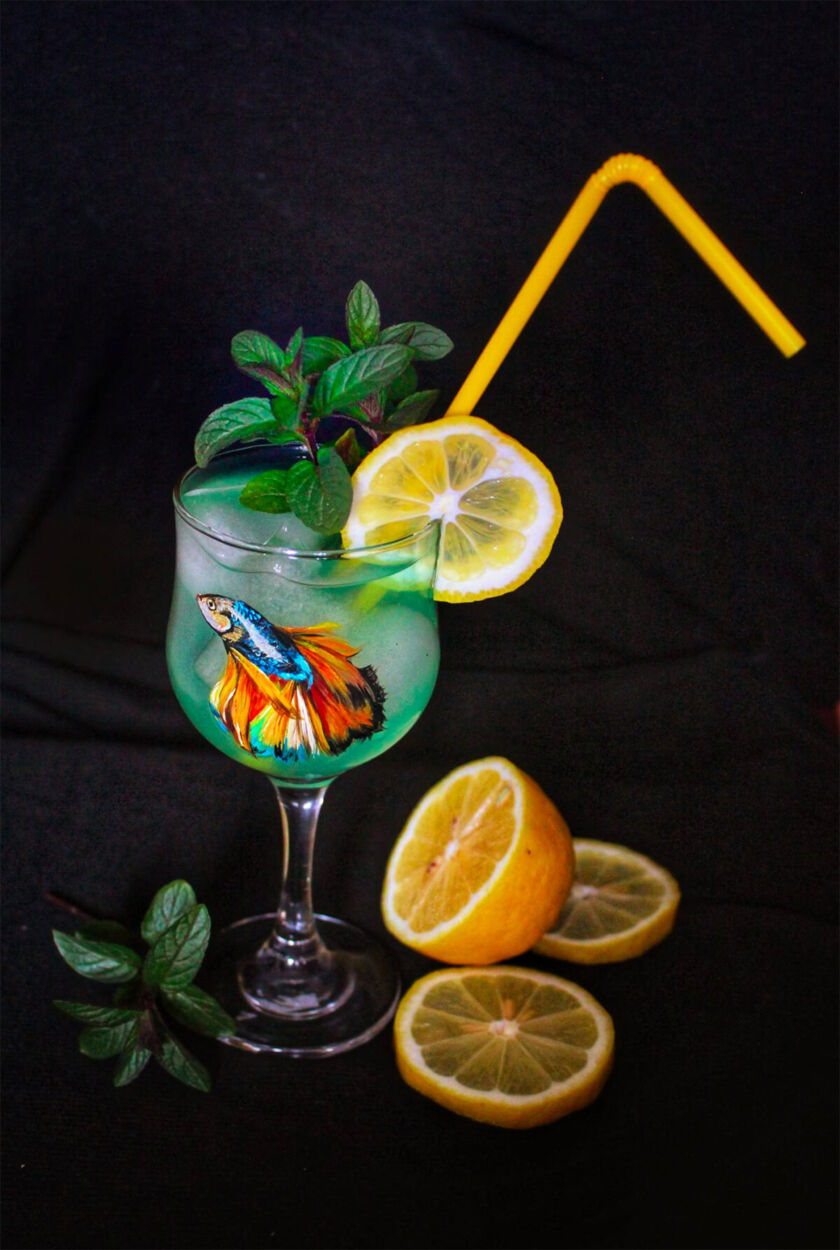 Silvia Popescu: stunningly realistic aquatic glass paintings