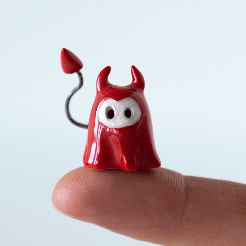 Lisa Agnetun: miniature ceramic ghost sculptures
