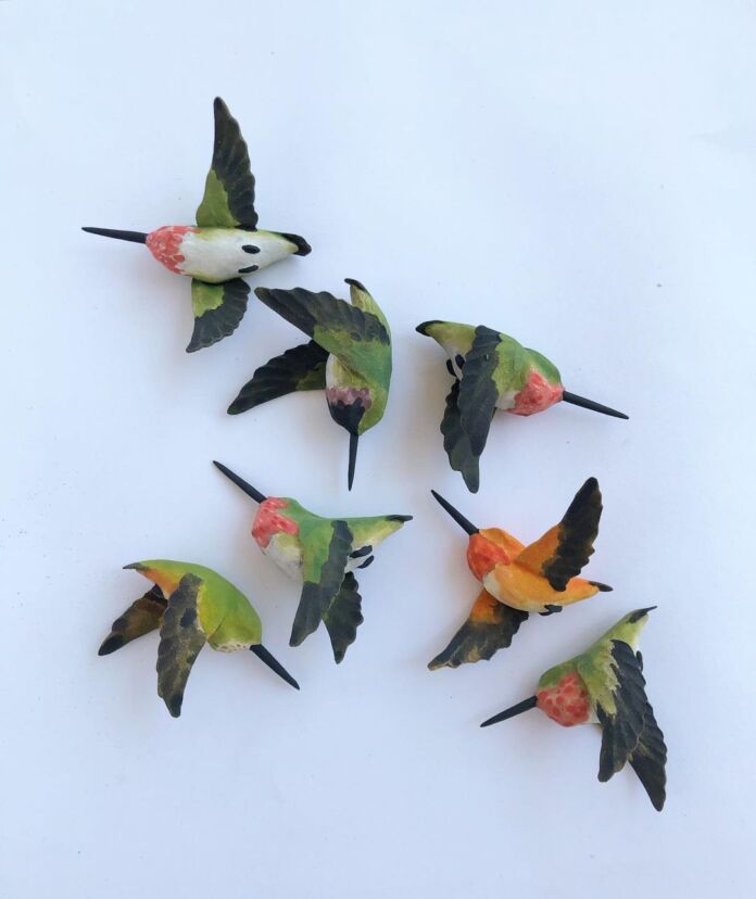 Sarah Conti: ceramic vases with realistic bird sculptures