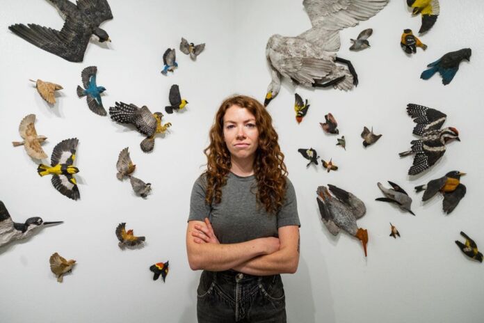 Sarah Conti: ceramic vases with realistic bird sculptures