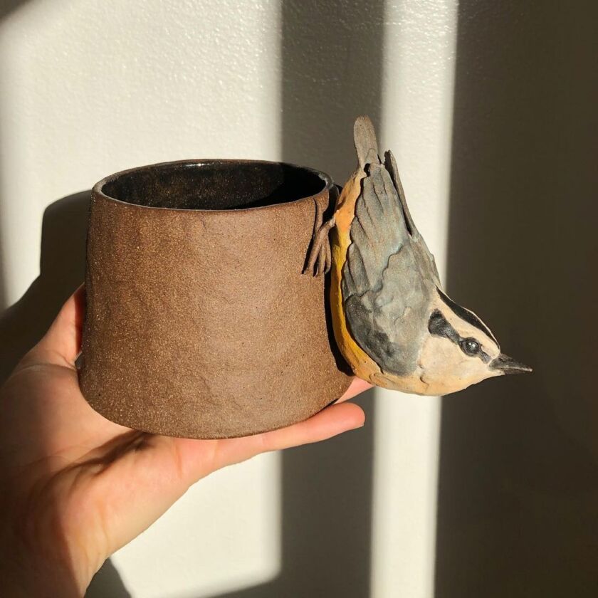 Sarah Conti: ceramic vases with realistic bird sculptures