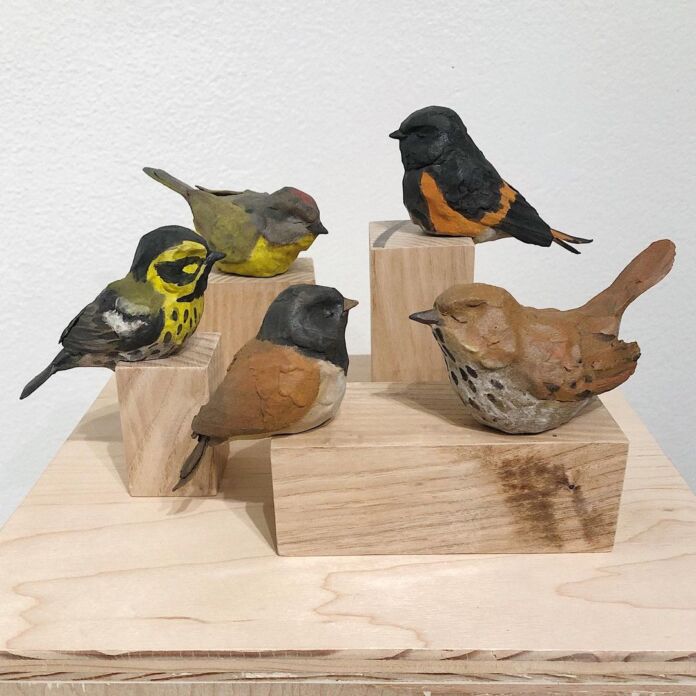 Sarah Conti: ceramic vases with realistic bird sculptures