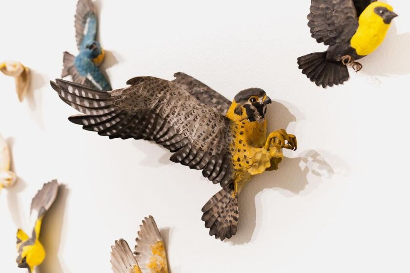 Sarah Conti: ceramic vases with realistic bird sculptures