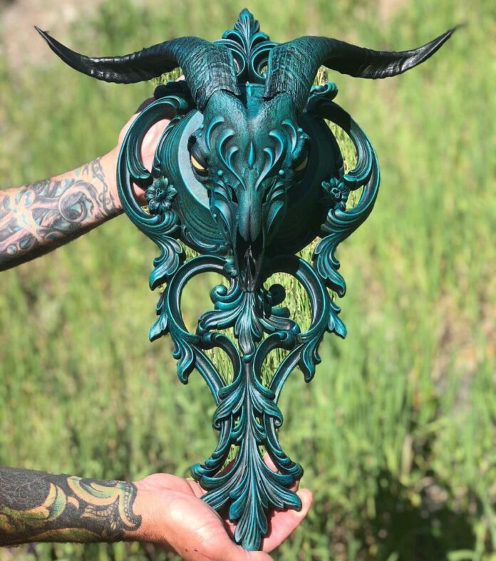 Chris Haas: dark sculptures from animal skull art