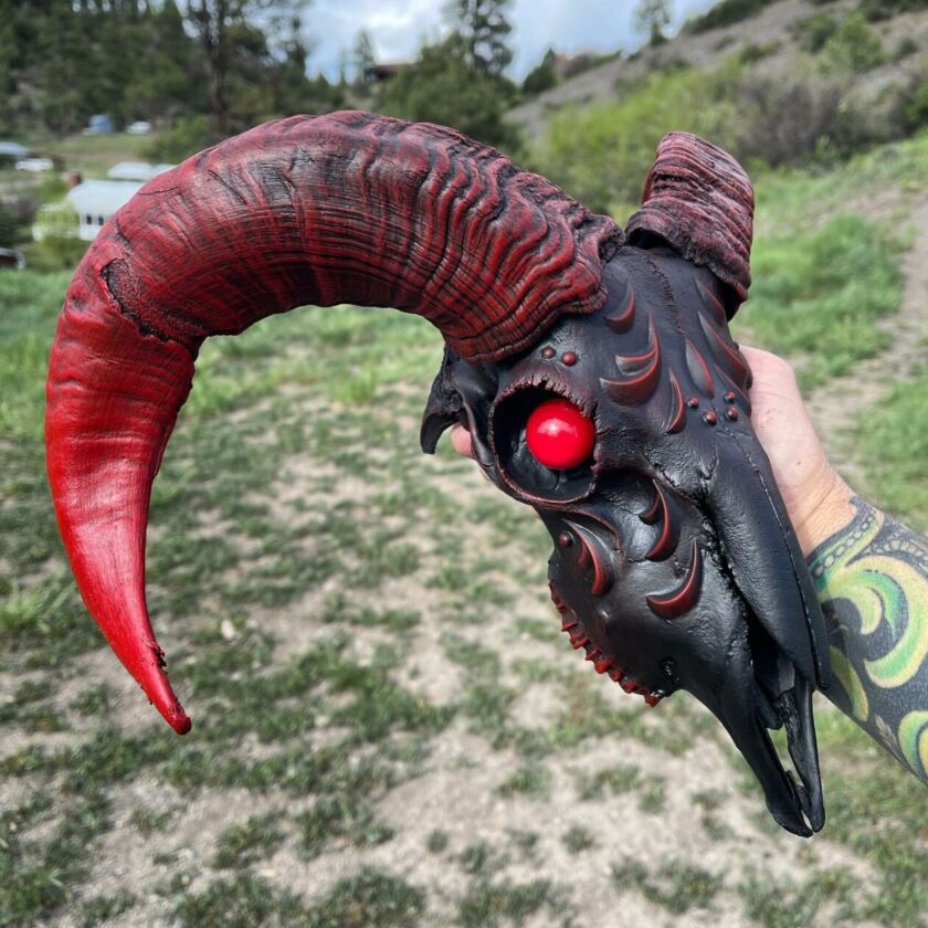 Chris Haas: dark sculptures from animal skull art