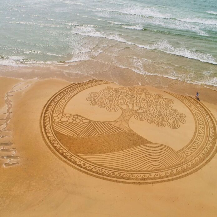 The ephemeral elegance of Jben Beach's large-scale sand drawings ...