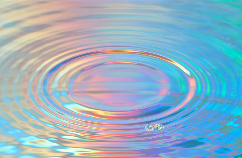 Sue Hsueh: mesmerizing iridescent water ripple photography
