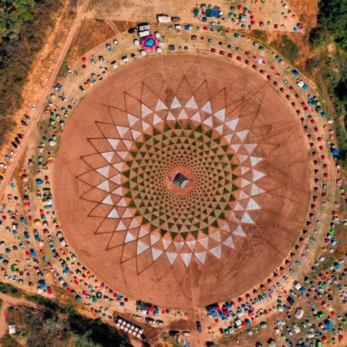The monumental and precise land art of California artist Jim Denevan ...