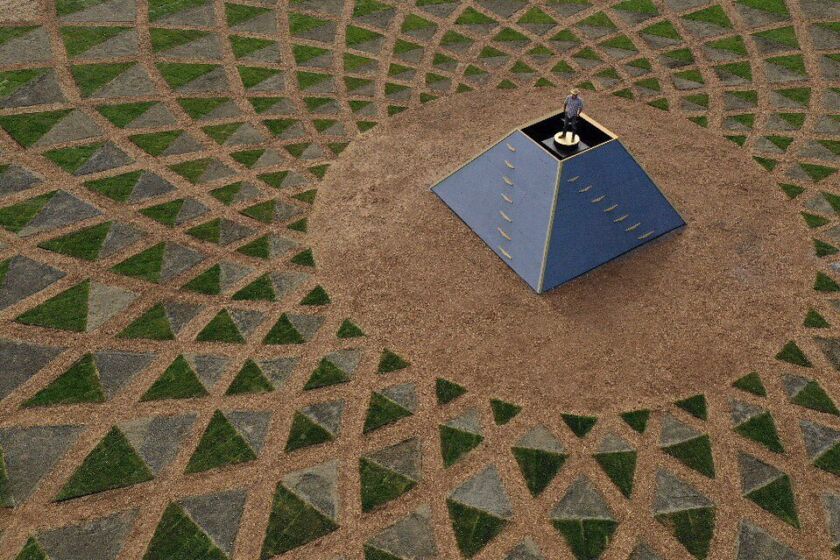 The monumental and precise land art of California artist Jim Denevan ...