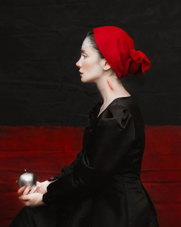 Unveiling the self: a look into Somy Samani's profound self-portraits ...