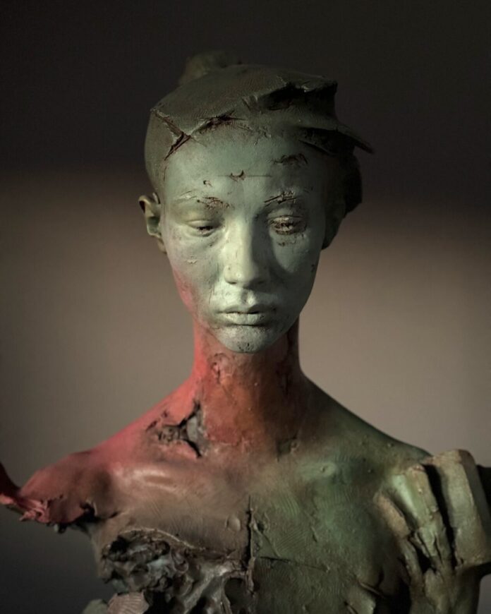 Eudald De Juana Gorriz: expressive ceramic figure sculptures